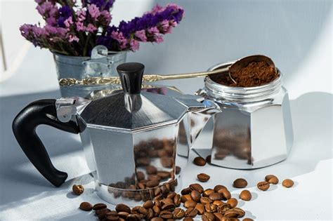 전통적인 커피 메이커 간헐천 커피 메이커 실버 간헐천 커피 메이커 부엌 용 장치 향기로운 커피 0명에 대한 스톡 사진 및 기타 이미지 Istock