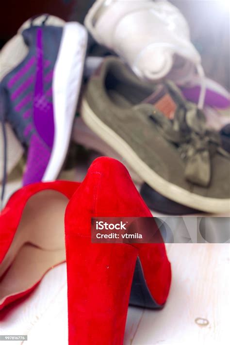다른의 큰 더미는 흰색 바탕에 빨간색 하이 힐 여자 단 화 그리고 스포츠 0명에 대한 스톡 사진 및 기타 이미지 0명 가죽 강사 Istock