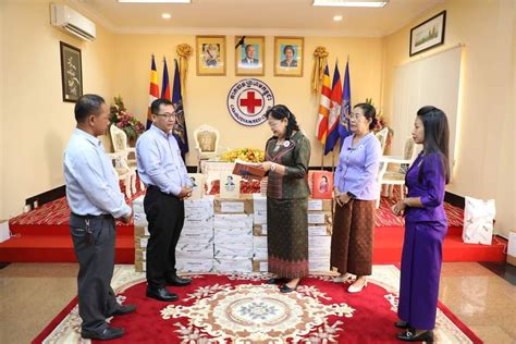 លោក ពៅ សុខ បាននាំយកសៀវភៅចំនួន ៣ប្រភេទ សរុបចំនួន ៥៥០ក្បាល ជូន កាកបាទក្រហមកម្ពុជា សារព័ត៌មាន នគរវត្ត