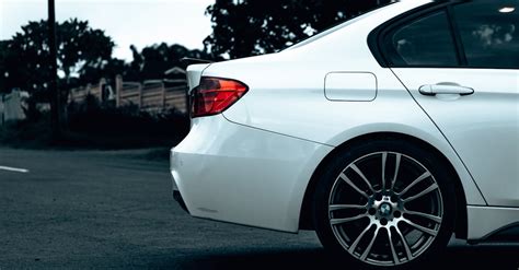 가장자리 개인 차량 거리 장면 고급 승용차 고속도로 교통 그림자 금속성 페인트 날카로운 낮 도로 도시 설정 도시 풍경 독일 차 뒷모습 바퀴