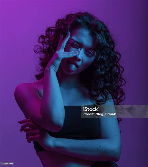 하이 패션 헤어 컬링 모델 여성 화려한 밝은 네온 Uv 블루와 보라색 조명 스튜디오에서 포즈 아름답고 빛나는 메이크업 화려한 나이트클럽에 대한 스톡 사진 및 기타 이미지