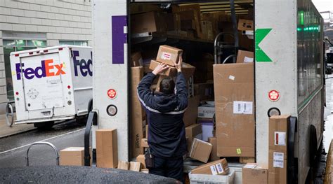 Download Man Unloading Packages Fedex Tracking Wallpaper