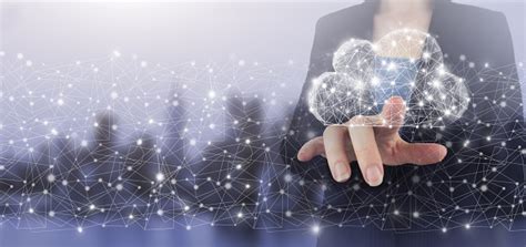 도시 빛 흐리게 배경에 손 터치 디지털 화면 홀로그램 클라우드 기호 클라우드 컴퓨팅 기술 인터넷 개념 배경 가상현실에 대한 스톡 사진 및 기타 이미지 Istock