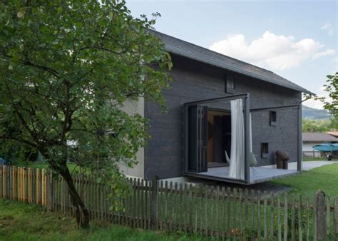 Holzhaus Am Auerbach House Has Projecting Terraces