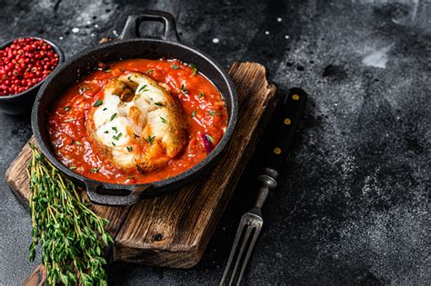 팬에 토마토와 구운 Hake 흰 생선 검은 색 배경 맨 위 보기입니다 복사 공간 0명에 대한 스톡 사진 및 기타 이미지 0명 구이 굽기 Istock