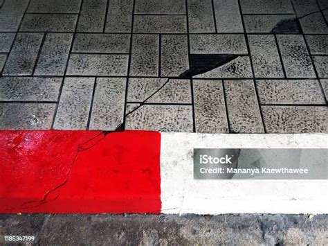 보도 도로 금이 회색 바닥 검은 땅 흰색과 빨간색 콘크리트 보도 연석 도로 텍스처에 표지판 주차 기호 기호가 없습니다 0명에 대한 스톡 사진 및 기타 이미지 Istock