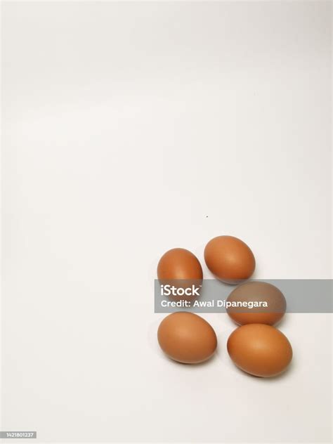 흰색 배경에 고립 된 달걀 상자에 갈색 또는 생 닭고기 달걀 0명에 대한 스톡 사진 및 기타 이미지 0명 갈색 개체 그룹 Istock