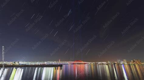 神戸港の夜景タイムラプス前方にポートターミナル神戸大橋ポートアイランドが見えます Stock 비디오 Adobe Stock