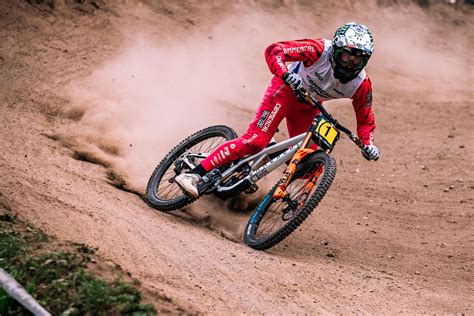 Meet The Commencal Supreme Dh V5 Mtb Magcom