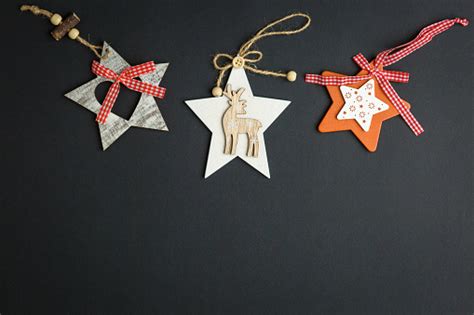 크리스마스와 새해 배경 선물 사슴 별과 전나무 평면 어두운 파란색 배경에 누워 휴일 인사말 0명에 대한 스톡 사진 및 기타 이미지 Istock