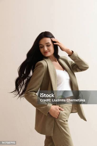 밝은 배경에 공식적인 양복을 입은 아름다운 여성 비즈니스 복장 갈색 머리에 대한 스톡 사진 및 기타 이미지 갈색 머리 기업 비즈니스 단정한 사무복 Istock