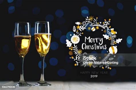 메리 크리스마스 인쇄 술 예술입니다 샴페인 어둠의 두 잔 노을 빛 배경 12월 31일에 대한 스톡 사진 및 기타 이미지 12월 31일 검은색 금 금속 Istock