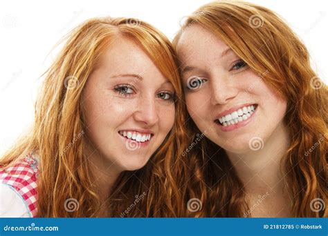 Deux Filles Rousses Bavaroises Heureuses Image Stock Image Du Cheers Mode