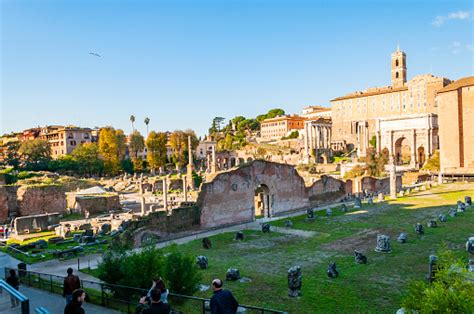 로마의 포럼 포럼 로마 넘은 로마 시의 중심에 몇 가지 중요 한 고 대 정부 건물의 유적으로 둘러싸인 직사각형 포럼 Empire에 대한 스톡 사진 및 기타 이미지 Istock