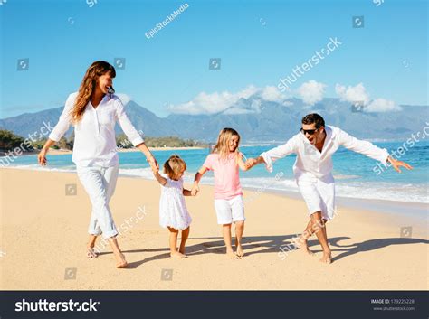 10 327 imágenes de Familia latina en la playa disfrutando Imágenes fotos y vectores de stock