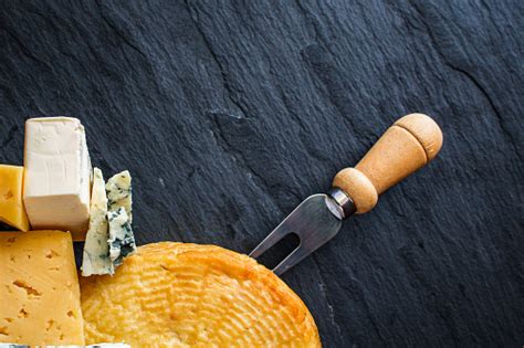 치즈 다양한 종류와 하드 및 성적 테이블에 금형 식사와 함께 맛 있는 서빙 크기 부분 상단 보기 복사 공간 텍스트 식품 배경