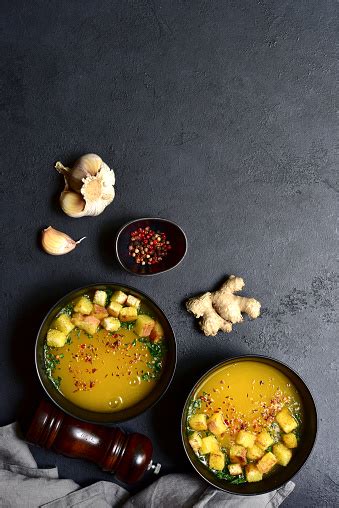 생강과 마늘을 곁들인 매운 호박 수프 복사 공간이 있는 평면도 Comfort Food에 대한 스톡 사진 및 기타 이미지