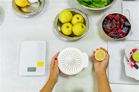 건강하고 맛있는 신선한 요리 주스기에서 과일 주스 추출 가정 주방에 대한 스톡 사진 및 기타 이미지 가정 주방 가정의 방 감귤류 과일 Istock