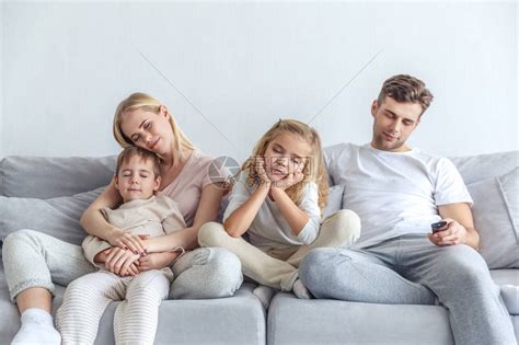 无聊的家庭在周末在家看电影时睡了觉然高清图片下载 正版图片503585294 摄图网