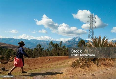 페루 쿠스코의 마라스와 모레이 사이의 길에 긴 머리띠와 중산모를 입고 전통 옷을 입은 케추아 원주민 여성 땋은 머리에 대한 스톡 사진 및 기타 이미지 Istock