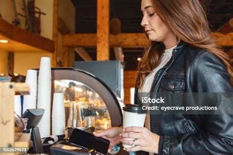 매력적인 빨간 머리 밀레니얼 세대 성인 여성 커피숍에서 디지털 구매를 하고 계정 사진 시리즈를 검토하는 모습 35 39세에 대한 스톡 사진 및 기타 이미지 Istock