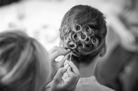 무료 이미지 손 검정색과 흰색 소녀 머리 사진술 사진 작가 꽃 인간의 단색화 혼례 신부 헤어 스타일 미소 의식 행복 흑백 사진 인물 사진