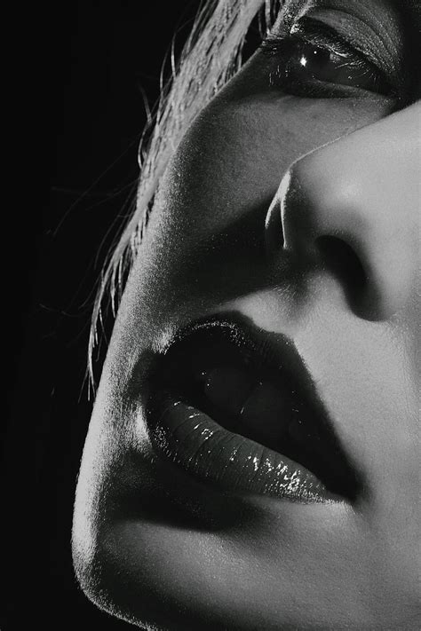 감정 강렬한 검은색 배경 고 대비 관념적인 관능적인 그림자 극적인 조명 눈 대담한 드라마틱한 디테일 라이프스타일 립스틱 미니멀한 미술 미스터리한