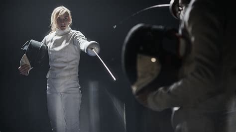 두 명의 프로 펜싱 선수가 전투에서 충돌하는 검을 저지합니다 사브르에 도전하는 여자 펜싱 선수 18 19세에 대한 스톡 사진 및 기타 이미지 Istock