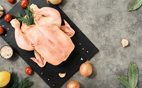 국물 이나 수프를 만들기 위한 재료와 함께 생 전체 닭고기 최고 보기 딜 레몬과 마늘을 곁들인 도마에 치킨 날것에 대한 스톡 사진 및 기타 이미지 Istock