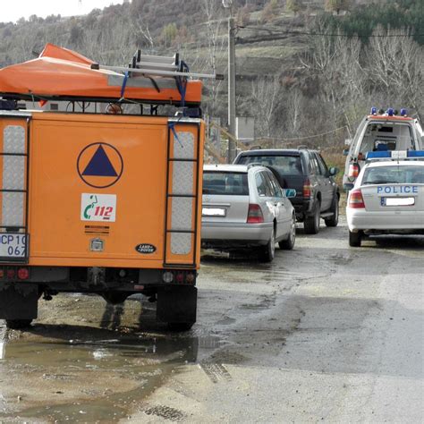 На мястото са екипи на ”Гражданска защита” на МВР и пожарни коли Днес Dir Bg