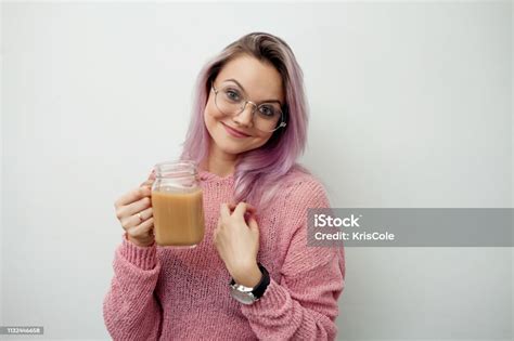 커피 밀크 쉐이크를 마시는 유행 젊은 여자 항아리와 소녀찻잔에 아몬드우유에 대한 스톡 사진 및 기타 이미지 아몬드우유 여자 귀여운 Istock