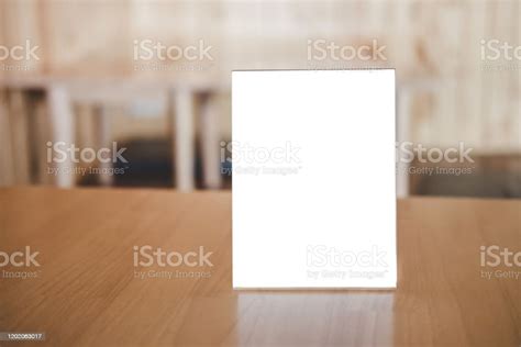 모의 아크릴 프레임 포스터 패턴 템플릿 양식 배경 커피 숍이나 레스토랑 의 테이블에 빈 메뉴 프레임 은 제품을 표시의 텍스트를