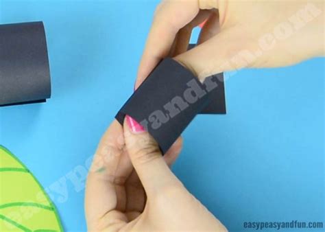 Construction Paper Ladybug On A Leaf Easy Peasy And Fun