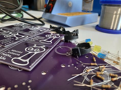 pájení je základ arduino day 2023 půda městská knihovna polička