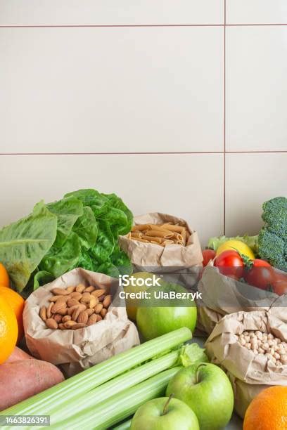 폐기물 제로 포장 테이블 위의 종이 봉투에 담긴 다양한 야채와 과일 가방에 대한 스톡 사진 및 기타 이미지 가방 건강한 생활방식 건강한 식생활 Istock