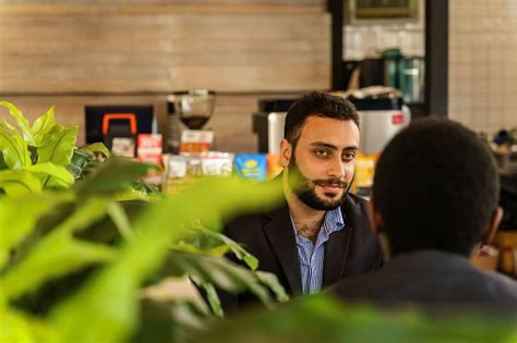 비즈니스 동료는 커피숍에서 비즈니스 토크와 브레인스토밍을 합니다 2명에 대한 스톡 사진 및 기타 이미지 2명 경영자 남성 Istock