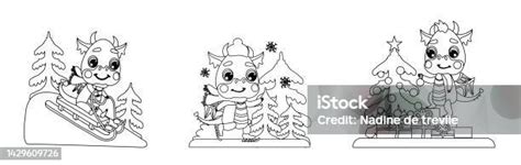 귀여운 작은 용이 슬라이드를 타고 썰매를 타고 얼음 위에서 스케이트를 타고 크리스마스 트리를 장식하고 있습니다 채색 디자인 인쇄물 인사말 카드를위한 선형 윤곽선 스타일의