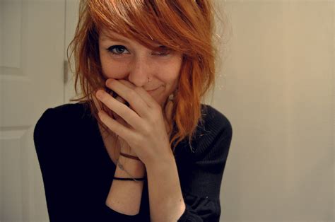 배경 화면 얼굴 여자들 빨간 머리 모델 초상화 긴 머리 안경 뷰어를보고 입 코 사람 피부 고양이 새끼 캐서린 리 Beckwith 소녀 아름다움