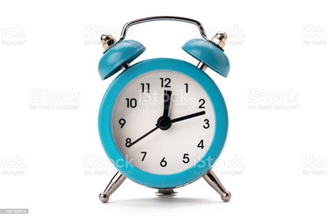 흰색 배경에 격리 된 오래된 파란색 알람 시계 복사 공간을 복사합니다 스튜디오 샷 시간 기호입니다 일정 개념 알람시계에 대한 스톡 사진 및 기타 이미지 Istock