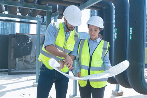 산업 냉수 팬 코일 단위 에어컨을 점검하는 엔지니어는 공기 시스템을 제어하는 대형 산업 건물의 물 냉각탑 공기 냉각기 Hvac 시스템입니다 2명에 대한 스톡 사진 및 기타