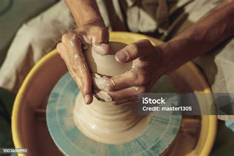 Jar 또는 흰색 점토 클로즈업의 꽃병 만들기 마스터 고치기 갈색에 대한 스톡 사진 및 기타 이미지 갈색 공예 공예 제품 Istock