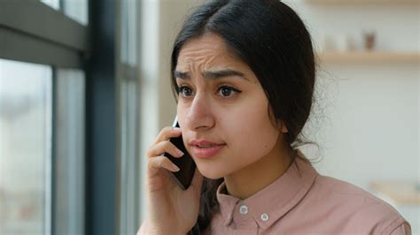 스트레스 걱정 인도 아라비아 사업가 말하기 휴대 전화 말하기 협상 핸드폰 짜증 화난 여자 여자 이야기 스마트 폰 사무실 창 근처 전화 해결 갈등 해결 비즈니스 문제 논쟁