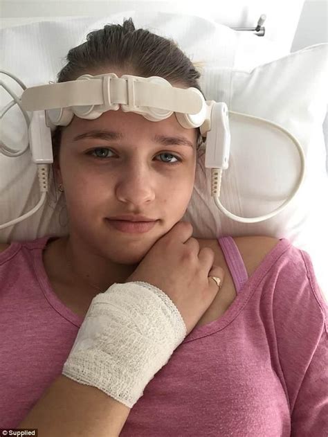 17歲女孩被蜱蟲咬了一口，結果患上失憶症，認為自己只有14歲 每日頭條