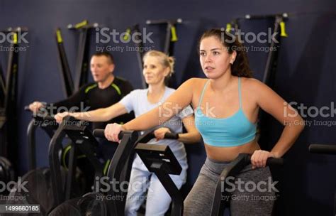 체육관에서 타원형 기계에서 운동하는 젊은 여성에게 적합 20 24세에 대한 스톡 사진 및 기타 이미지 20 24세 45 49세 55 59세 Istock