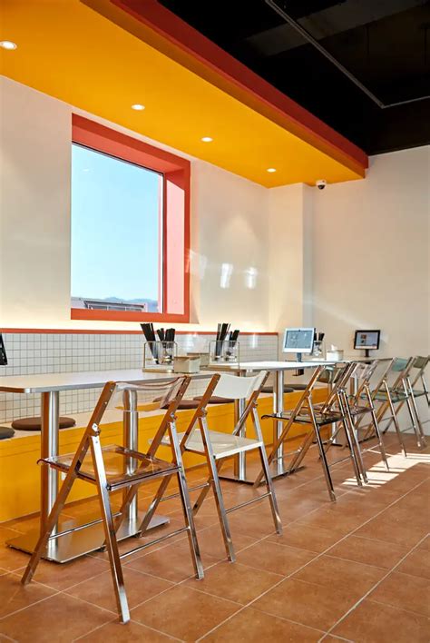 식욕을 자극시키는 레드오렌지 컬러 포인트 30평 캐주얼 분식집 인테리어 제천 천남동