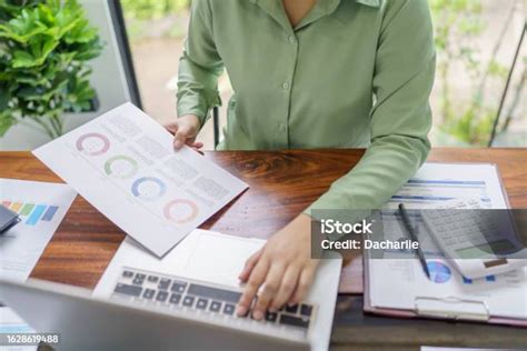 녹색 친환경 현대 작업 공간에서 일하는 비즈니스 여성 비즈니스를 위한 창의적인 아이디어 친환경 전문 투자자 프로젝트 사업 시작 개념에 대한 스톡 사진 및 기타 이미지