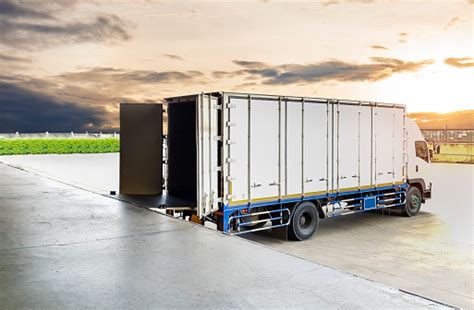 창고 화물 산업 창고 물류 및 운송에서 화물을 도킹하는 트럭 고객 서비스 담당자에 대한 스톡 사진 및 기타 이미지 고객 서비스 담당자 고름 공장 산업 건물 Istock