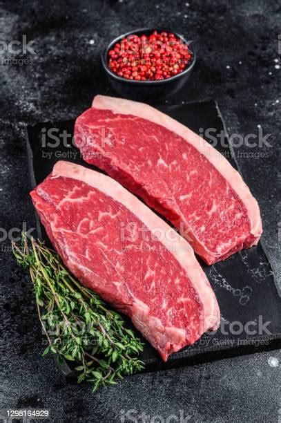 대리석 보드에 생 캡 럼프 스테이크 또는 상단 등심 쇠고기 고기 스테이크 검은 색 배경 위쪽 보기 0명에 대한 스톡 사진 및 기타 이미지 Istock