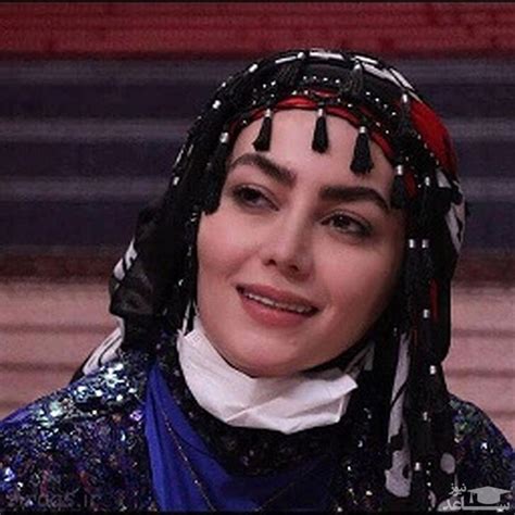 هدیه بازوند بازیگر نقش روژان در نون خ در آغوش گرم برادرش