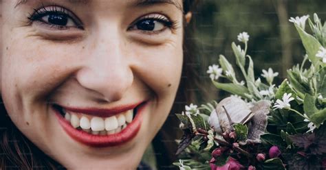 야생화의 화려한 봄 꽃다발에 큰 달팽이를보고 햇볕이 잘 드는 공원에서 웃고있는 여자 텍스트 공간 아름다운 순간 환경을 저장합니다 동식물 야생 생활 플러스 사진